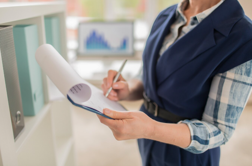 Ile zarabia i czym się zajmuje specjalista ds. zamówień publicznych? - WSKZ